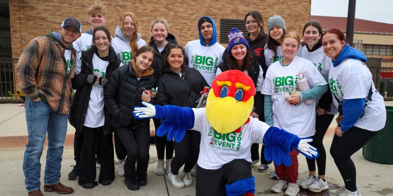 KU volunteer event attracts nearly 1,000 people to help with jobs ...